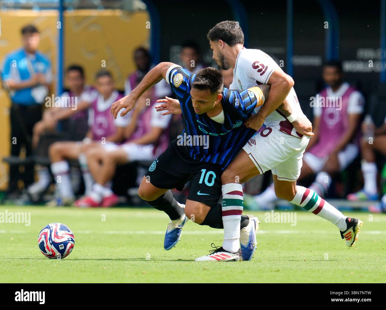 Lautaro Martinez (Inter Milan, #10) gegen Nonato (Fluminense FC, #16 ...