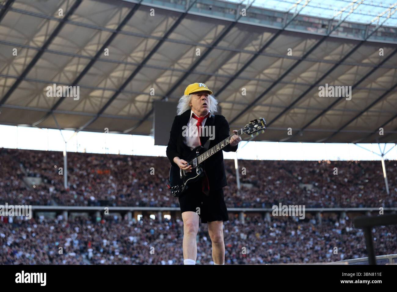 Angus Young von der Band AC/DC bei einem Konzert im Olympiastadion in ...