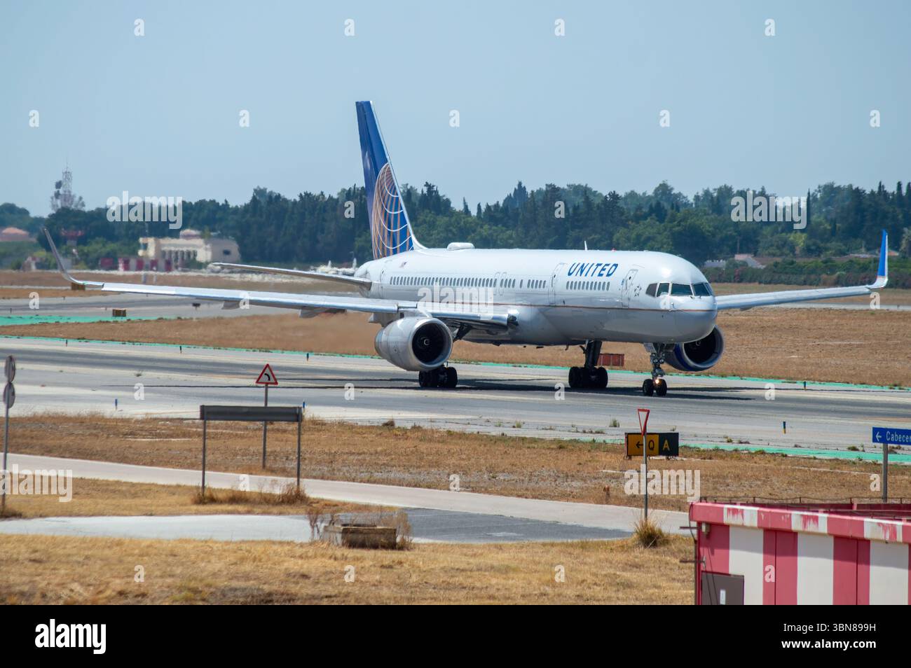 Avión de línea Boeing 757 200 de la aerolínea United Airlines en el ...