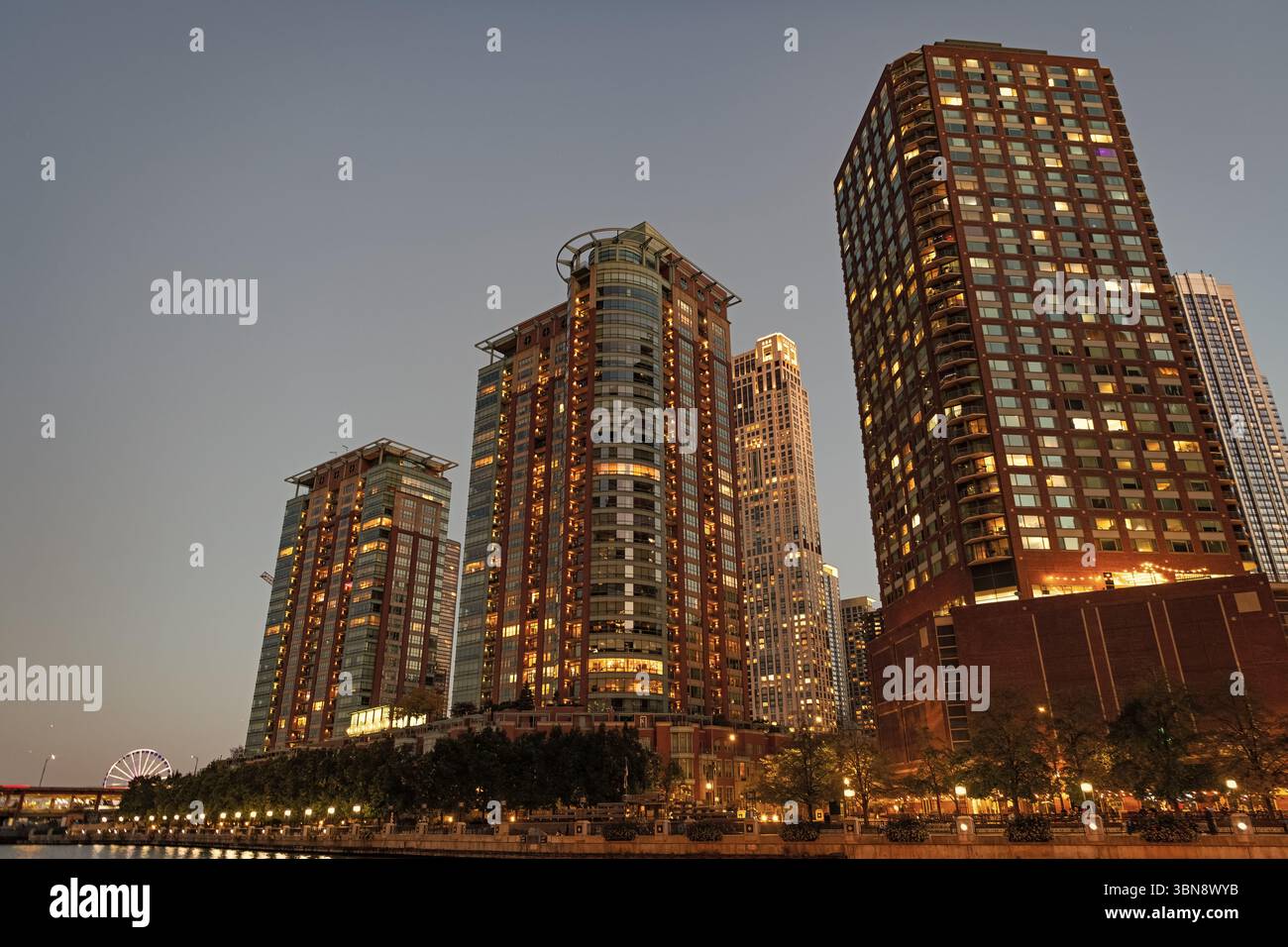 Night cityscape of Chicago skyscraper building. Chicago architecture of ...