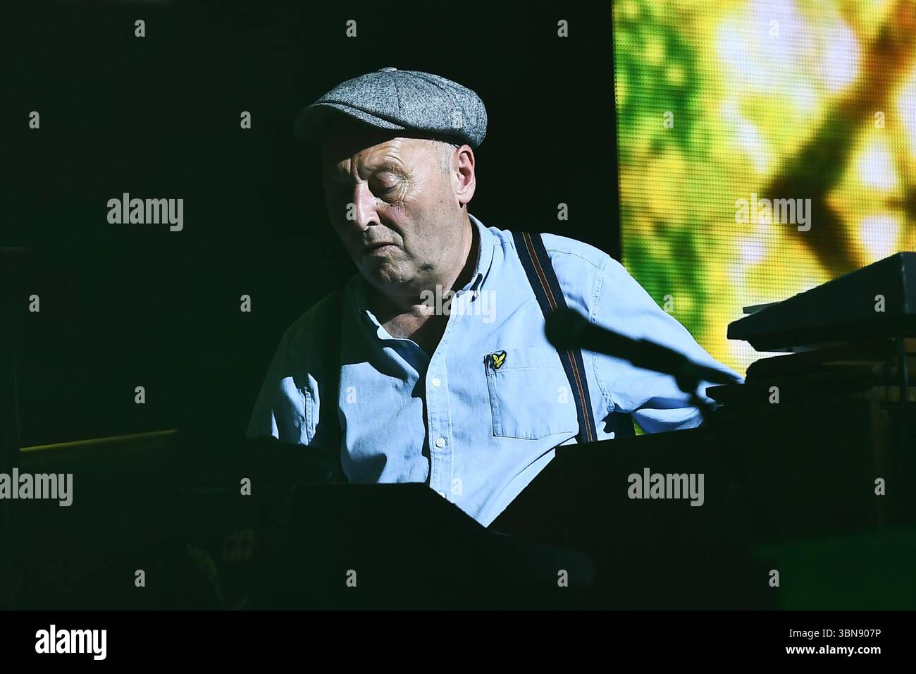 LONDON, ENGLAND - SEPTEMBER 27: James Prime of ‘Deacon Blue’ performing ...