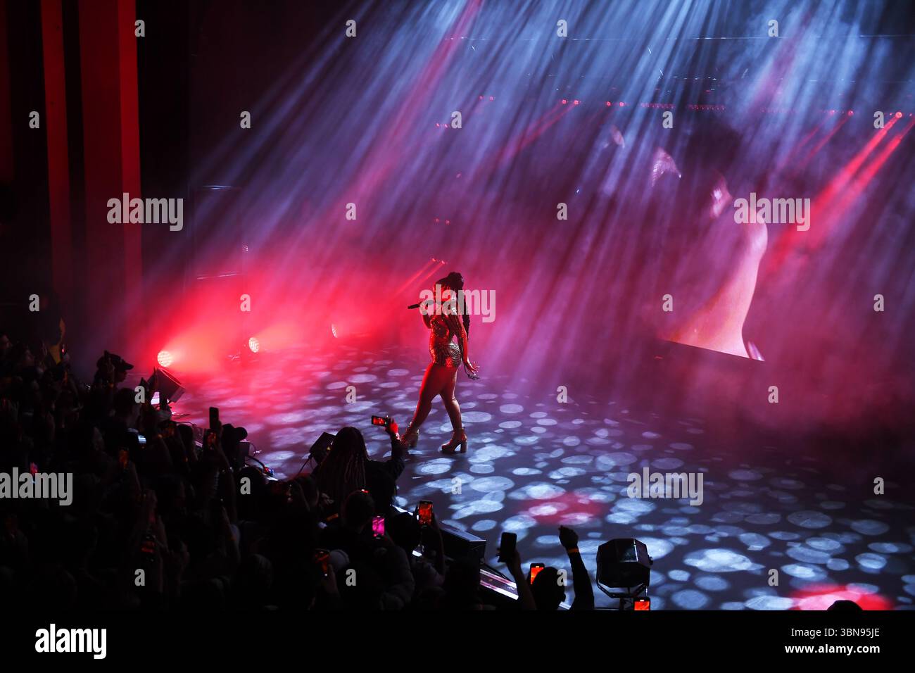 LONDON, ENGLAND - SEPTEMBER 21: Chloe (Chloe Bailey) performing at ...