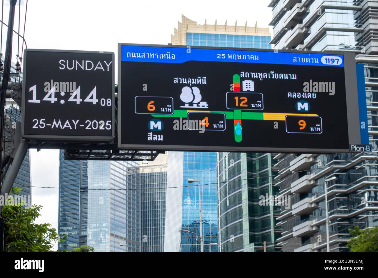 Electronic traffic sign displaying hi-res stock photography and images ...
