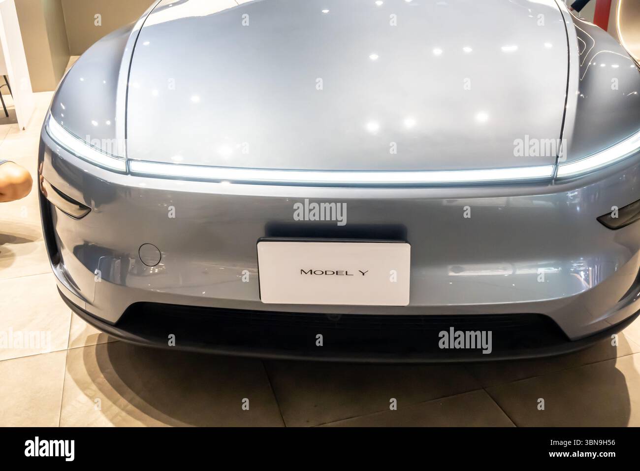 Silver tesla model y hi-res stock photography and images - Alamy