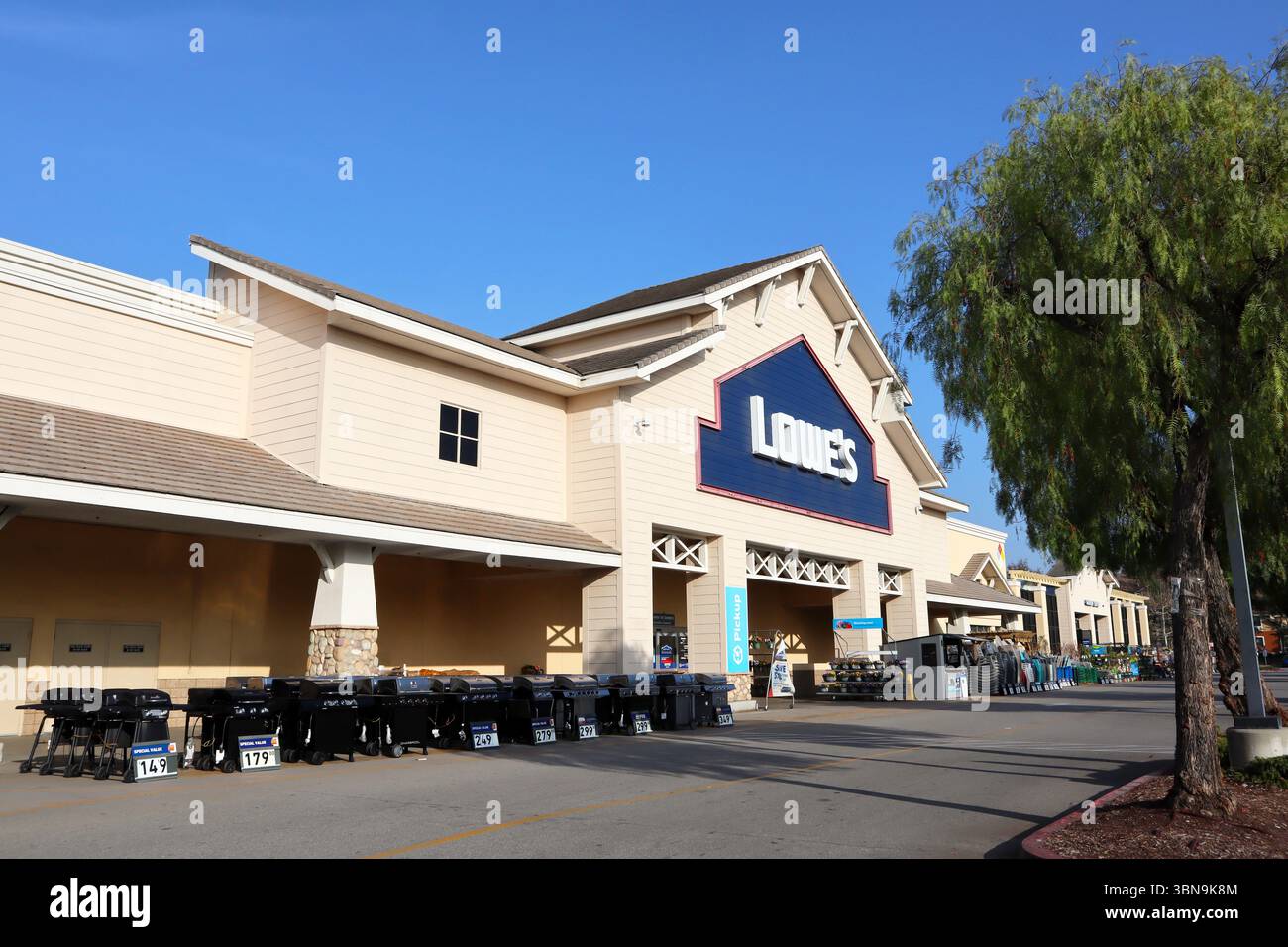 Lowes home improvement warehouse hi-res stock photography and images ...