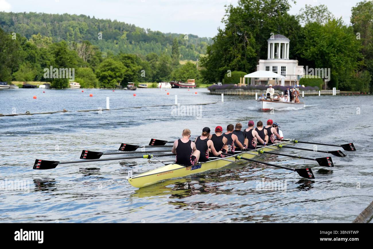 A crew from Thames Rowing Club make their way past Temple Island as ...