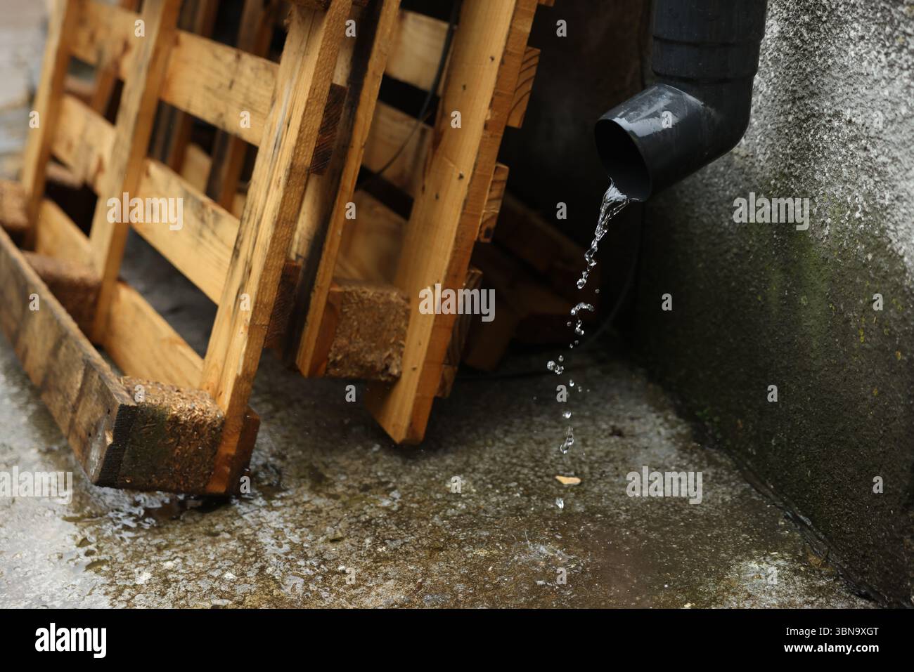 Water dripping down from drain hi-res stock photography and images - Alamy