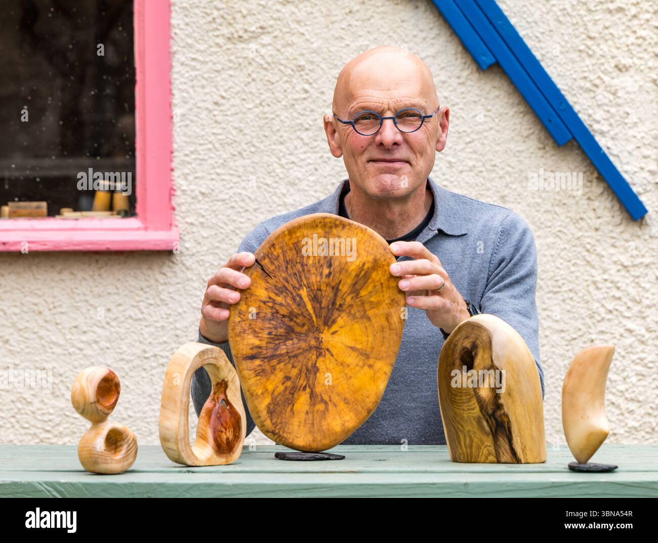Quadrant wood sculpture hi-res stock photography and images - Alamy