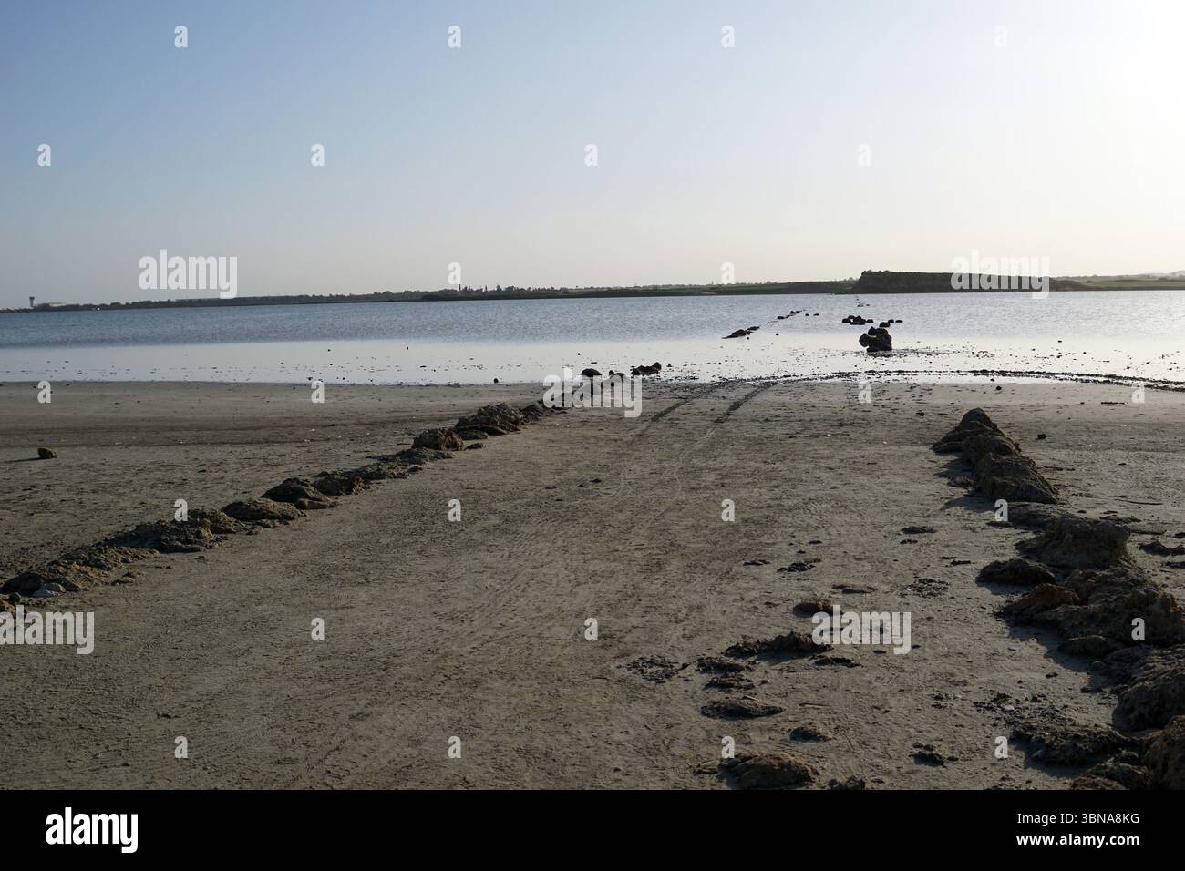 Scattered rocks along shallow beach hi-res stock photography and images ...