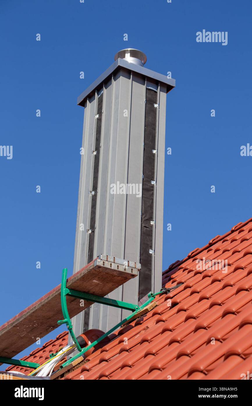 Kamin mit hochwertiger Titanzinkverkleidung auf einem gerade eingedeckten Ziegeldach *** Chimney ...