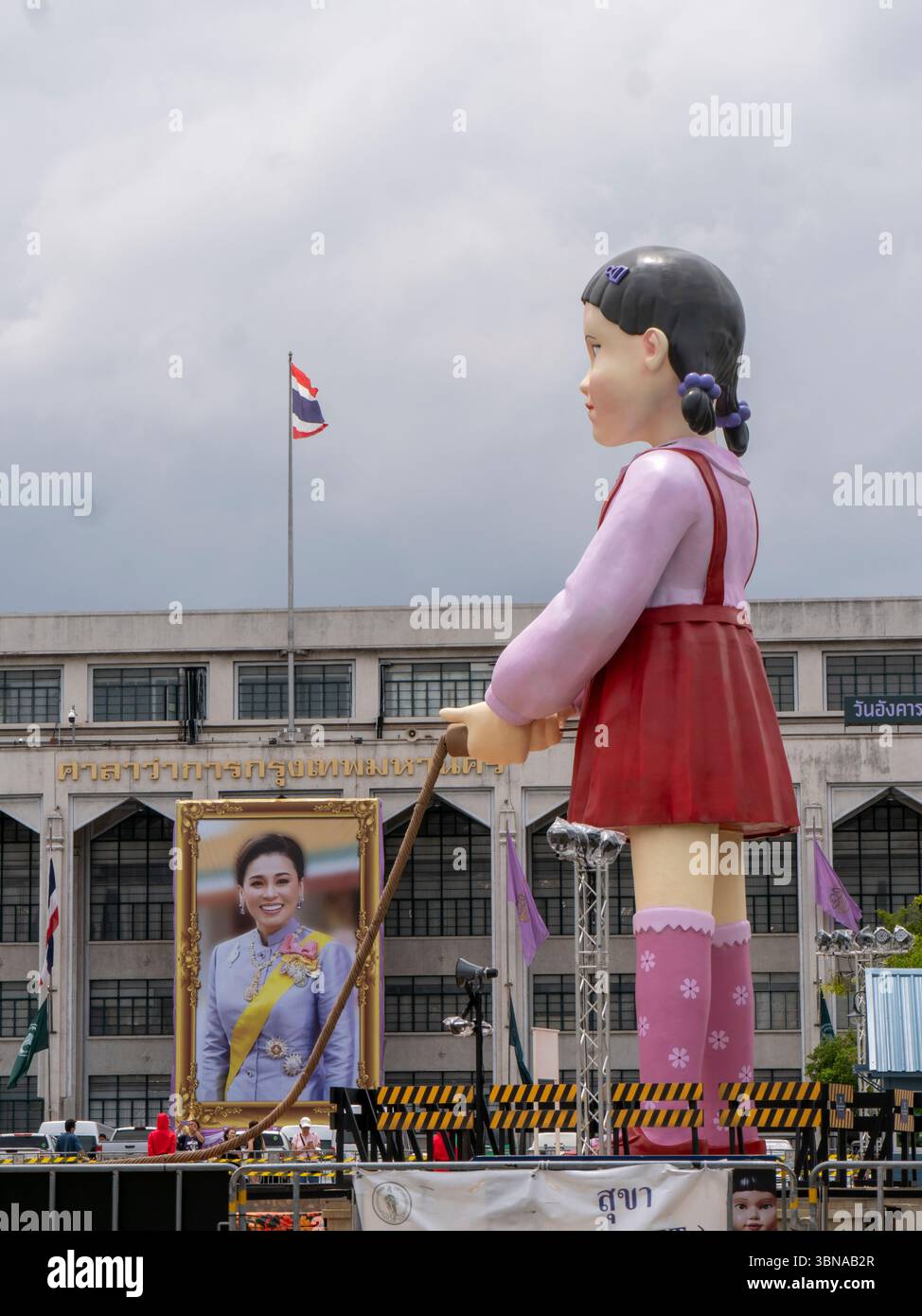 A portrait of Queen Suthida Bajrasudhabimalalakshana and a 12 meter ...