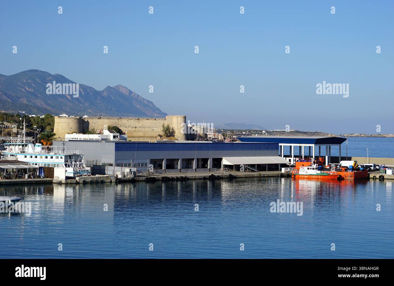 Surrounded by a deep moat hi-res stock photography and images - Alamy