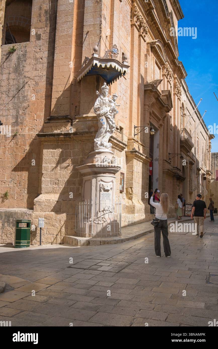 Statua madonna del carmelo hi-res stock photography and images - Alamy