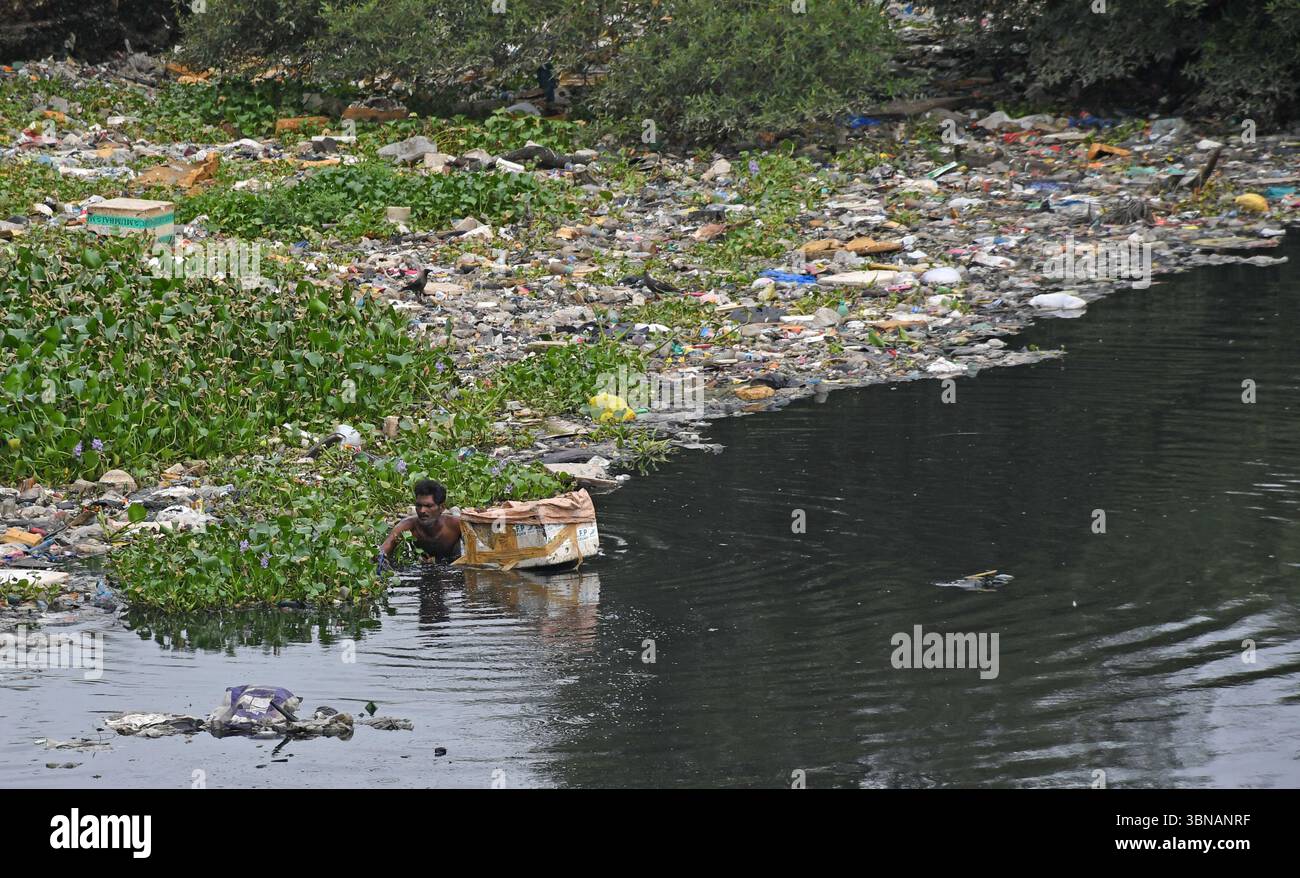 Slums on river bank hi-res stock photography and images - Alamy