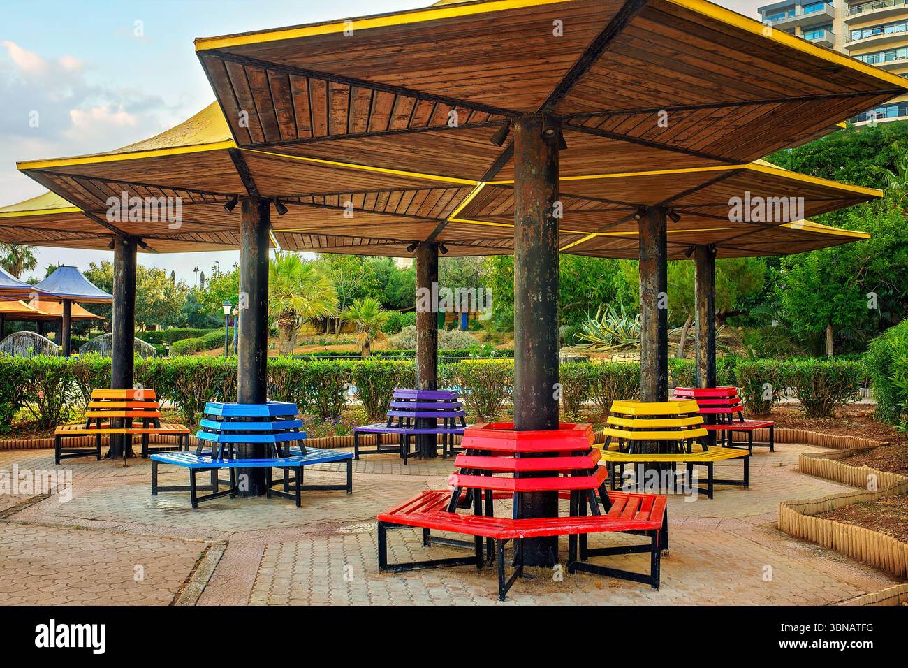 Wooden circular garden bench hi-res stock photography and images - Alamy