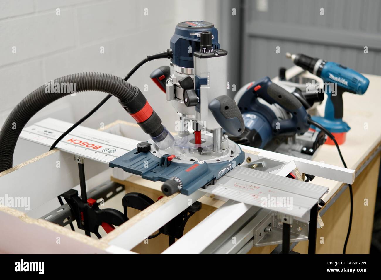 High-precision woodworking using a plunge router and other power tools ...