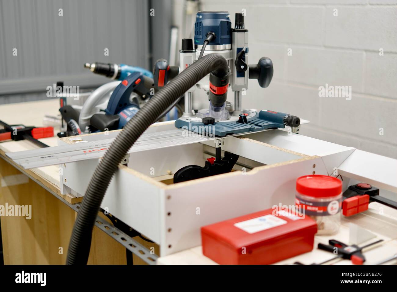 High-precision woodworking using a plunge router and other power tools ...
