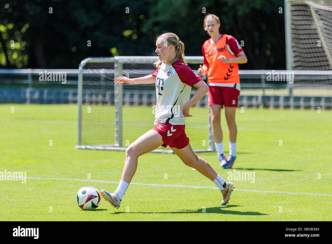 Carlotta Imping (1. FC K?ln, 14) beim Trainigsauftakt der 1. FC K?ln Frauen am 01.07.2025 am Gei ...