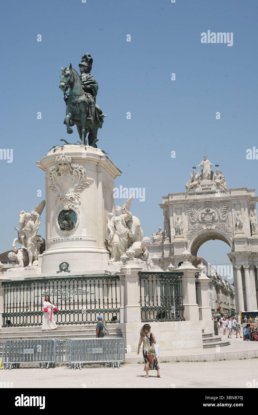 Statue of King José I, by Machado de Castro (1775) standing in Praça do ...