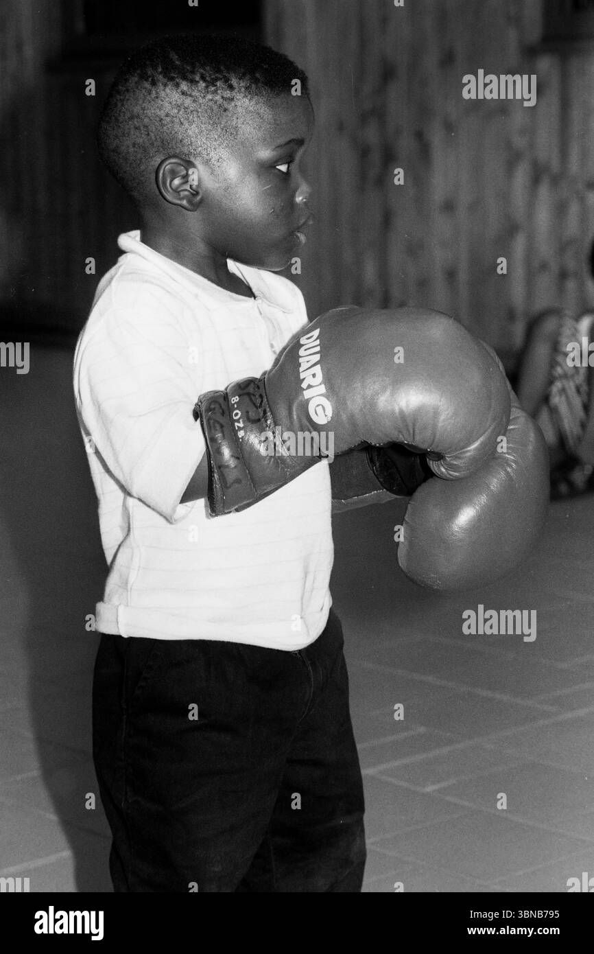 French Boxer M'Bayo teaches boxing to children in Vaulx-en-Velin ...
