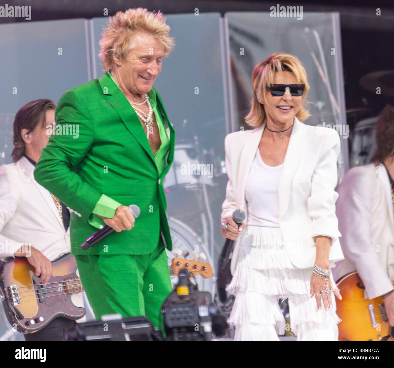 Rod Stewart and lulu performing on the Pyramid Stage during the ...