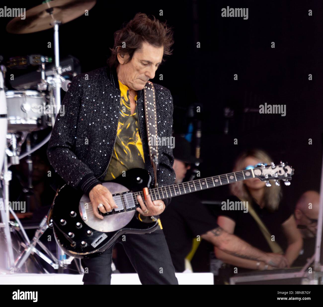 Rod Stewart, Ronnie Wood performing on the Pyramid Stage during the ...