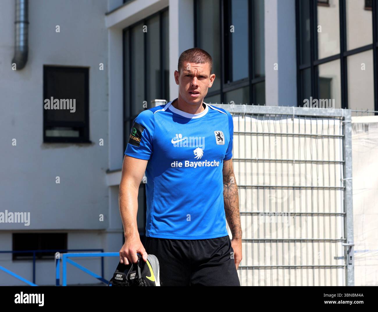 Max reinthaler tsv 1860 munchen auf dem weg zum training hi-res stock ...