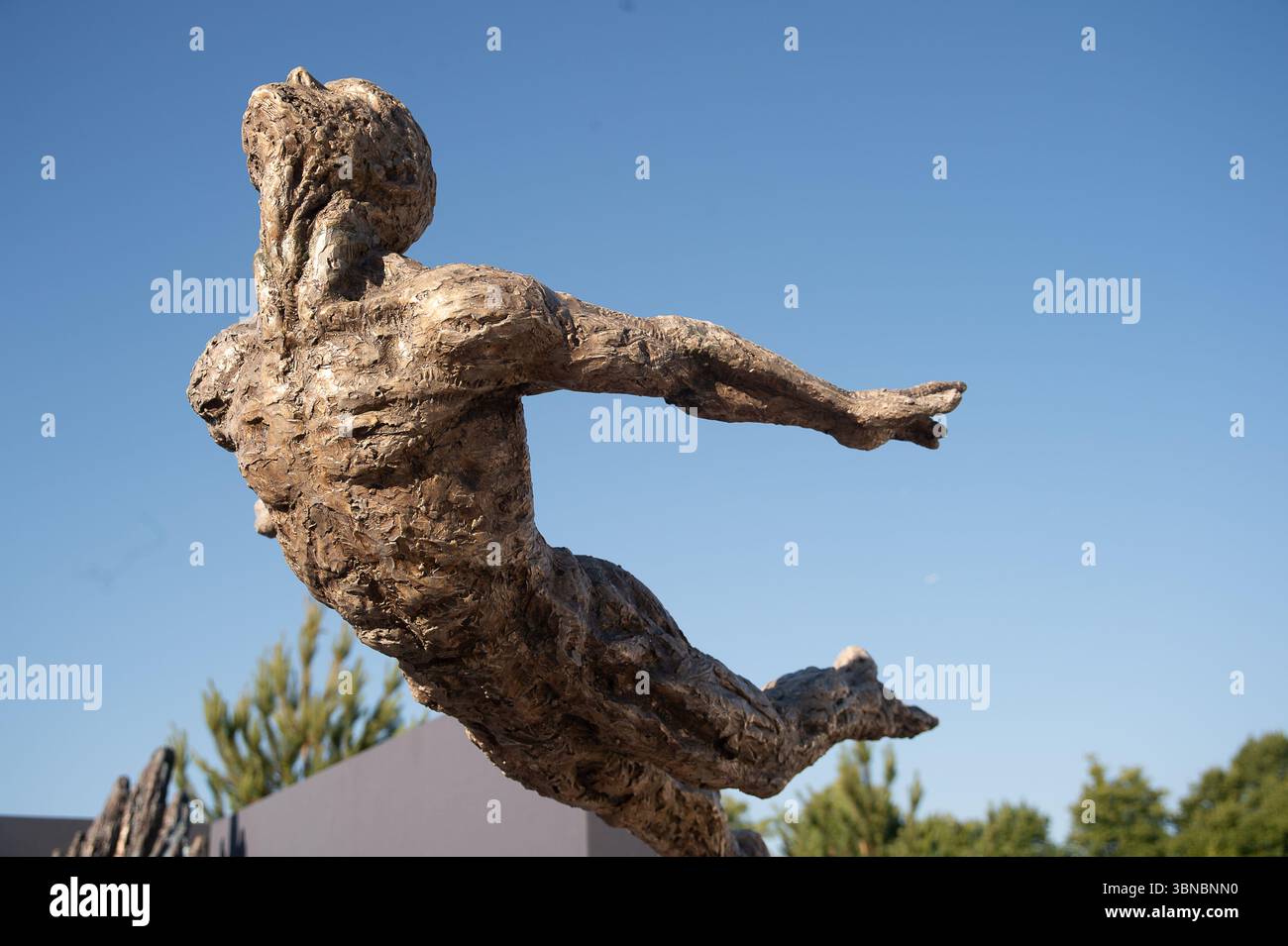 East Molesey, UK. 30th June, 2025. A bronze sculpture by Ian Edwards at ...