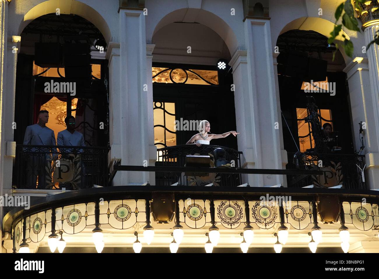 Rachel Zegler performs Don't Cry For Me Argentina on the balcony of the ...