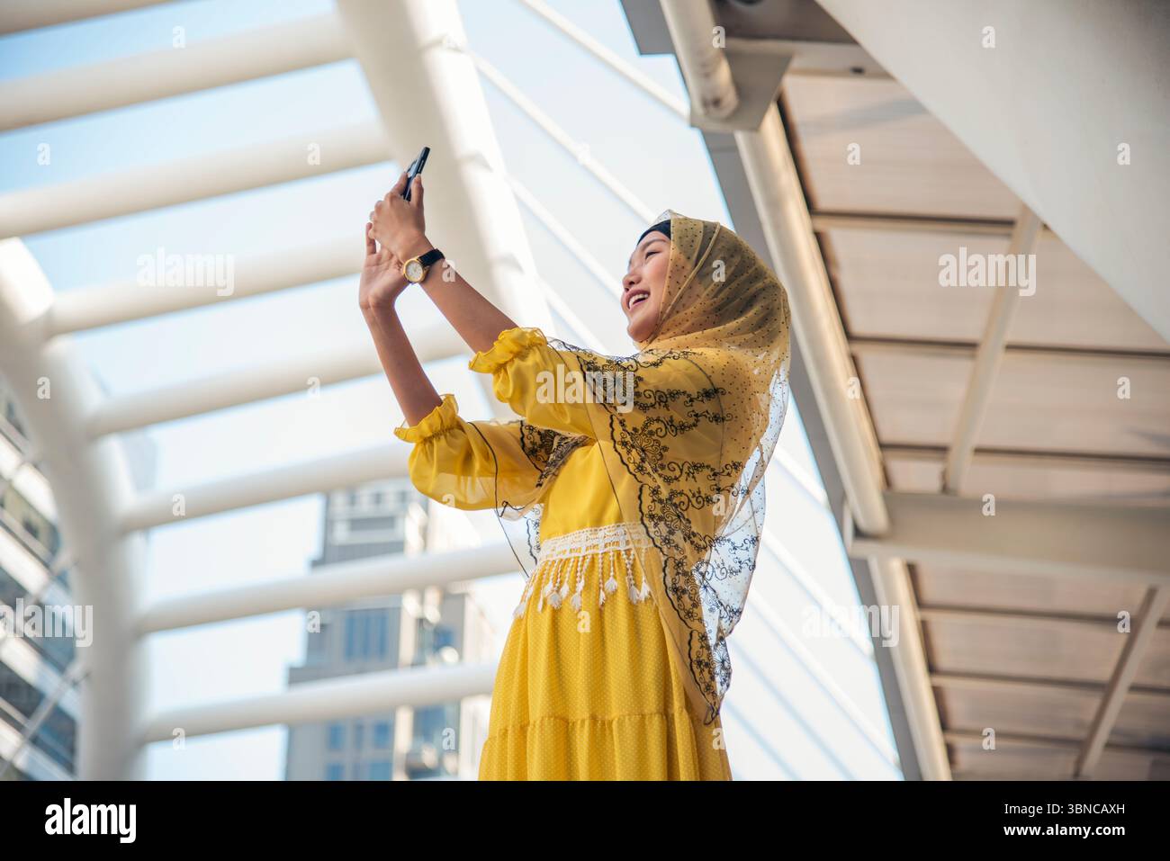 Islamic woman using smartphones app organize schedule agenda focus on ...