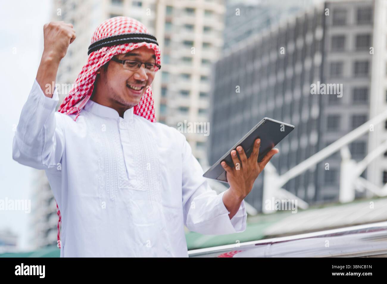 Islamic man using smartphones app organize schedule agenda focus on ...