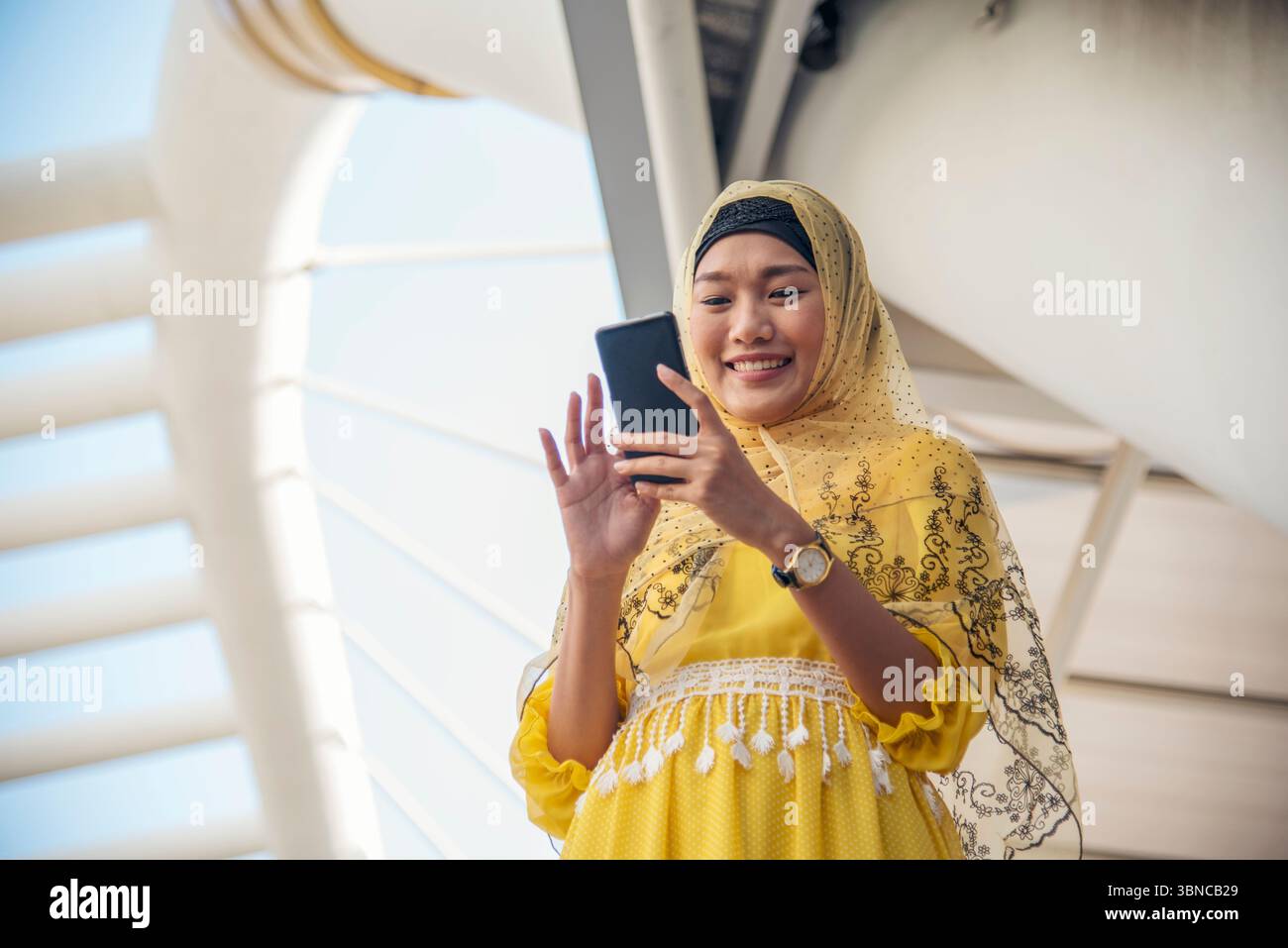 Islamic woman using smartphones app organize schedule agenda focus on ...