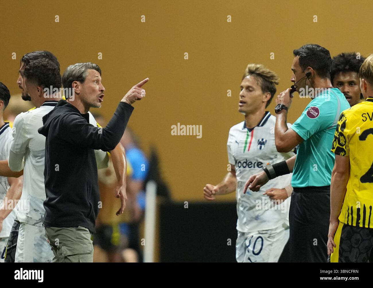 Atlanta, USA. 1st July, 2025. Niko Kovac (3rd L), Borussia Dortmund's head coach, speaks to ...