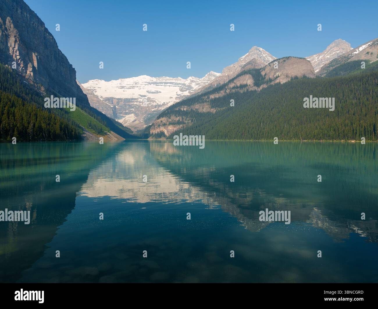 Crystal-clear turquoise waters of Lake Louise reflecting the ...
