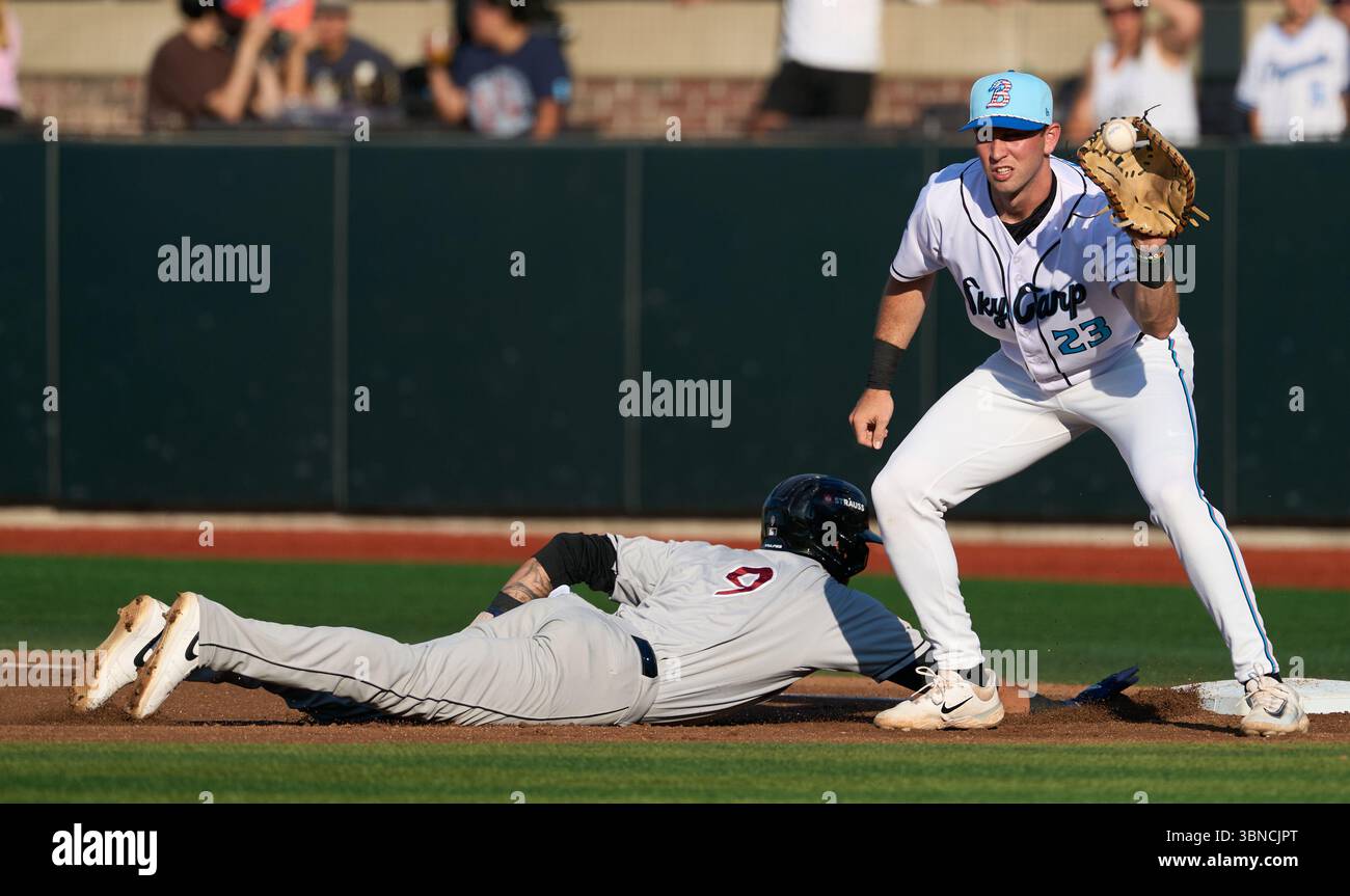 Pickoff attempt hi-res stock photography and images - Alamy