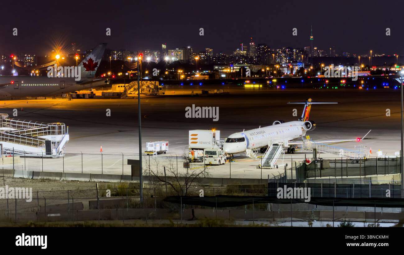 Parked air canada aircraft hi-res stock photography and images - Alamy
