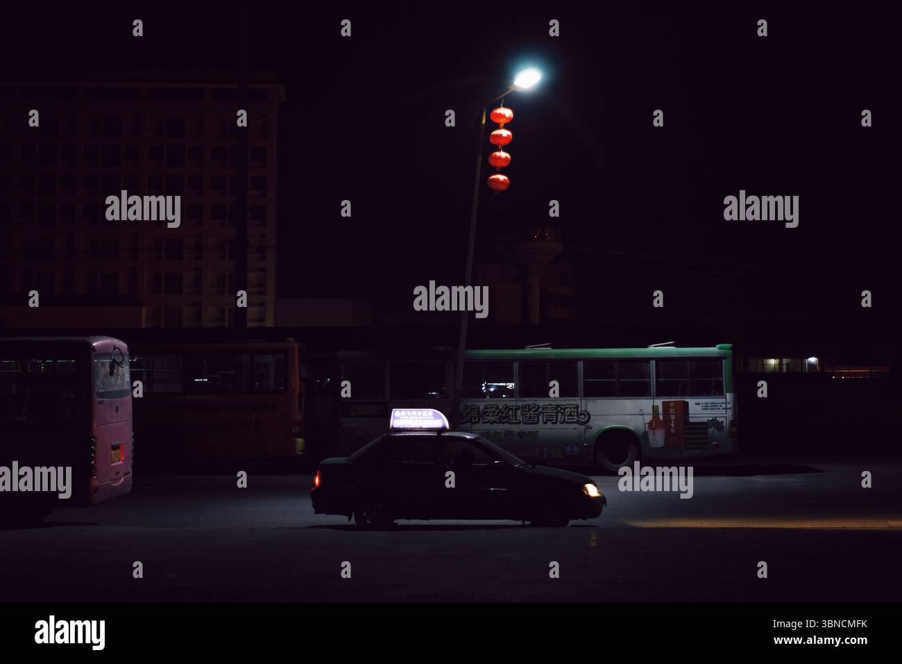 Bus under streetlight hi-res stock photography and images - Alamy