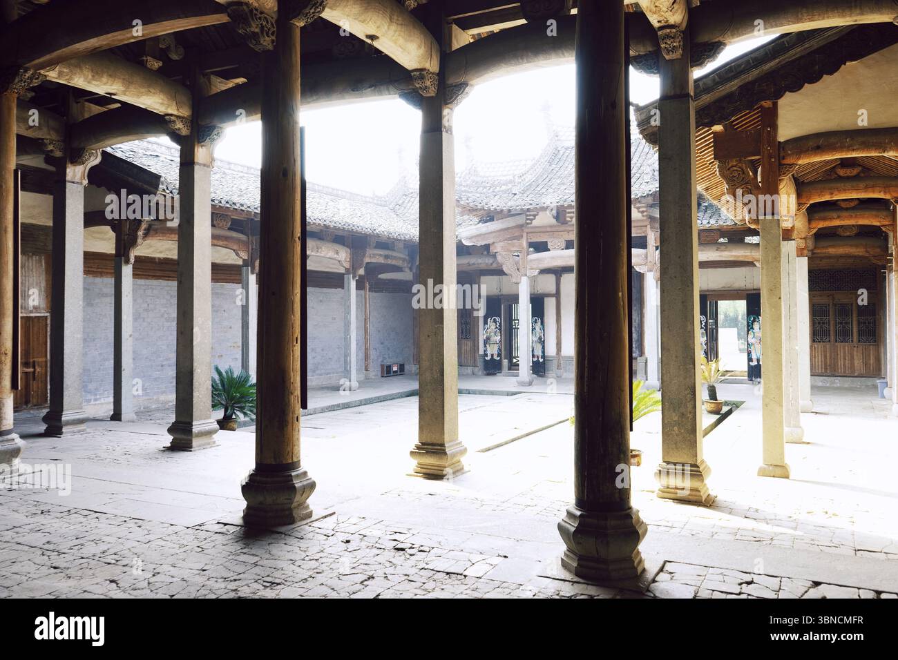 Traditional chinese courtyard house hi-res stock photography and images ...