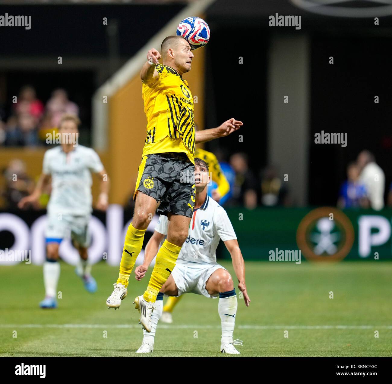 Waldemar Anton (Borussia Dortmund, #3) koepft den Ball USA, Borussia ...