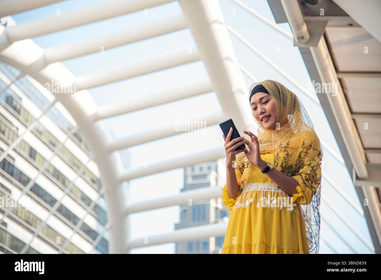 Islamic woman using smartphones app organize schedule agenda focus on ...