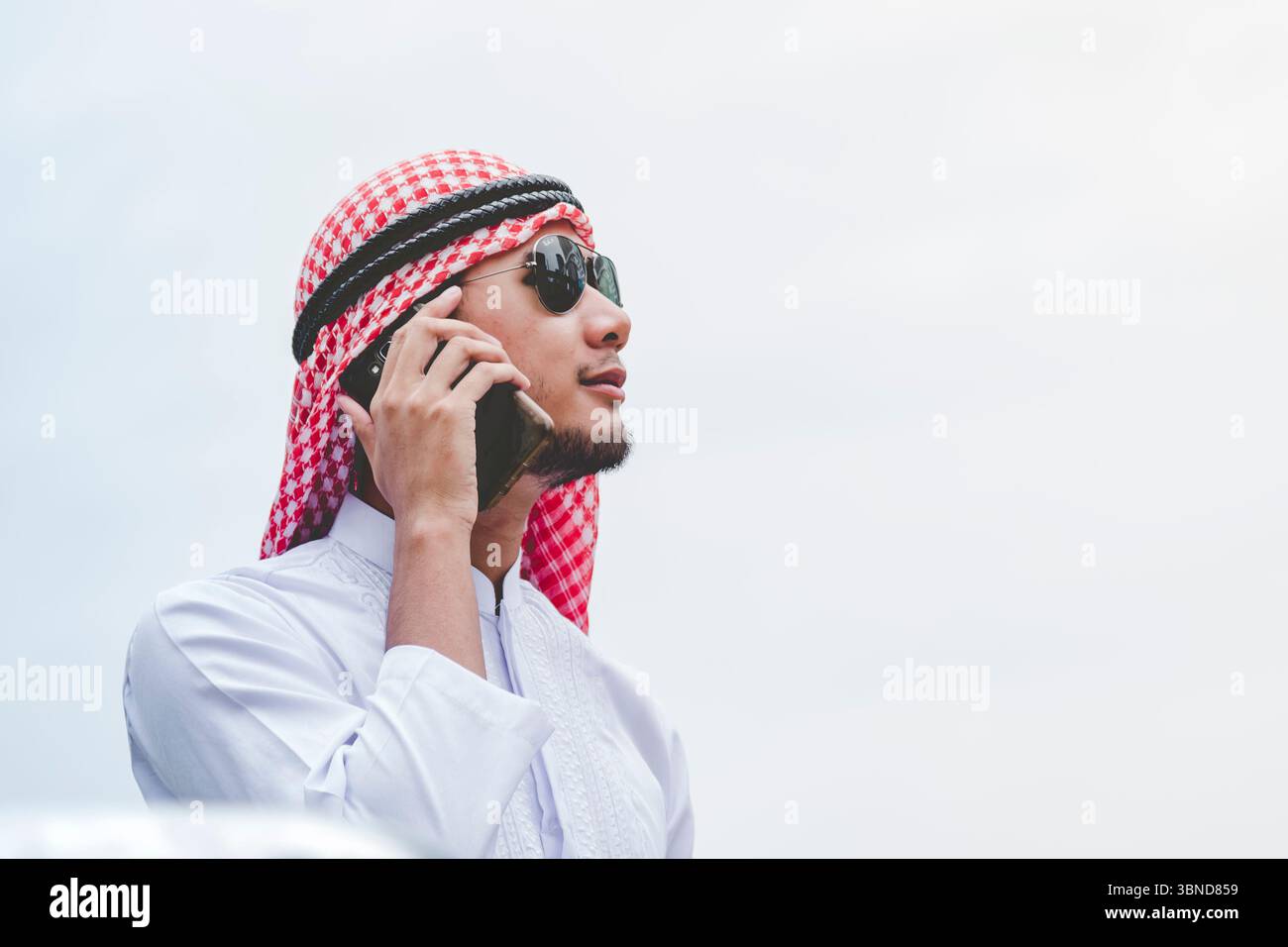 Islamic man using smartphones app organize schedule agenda focus on ...