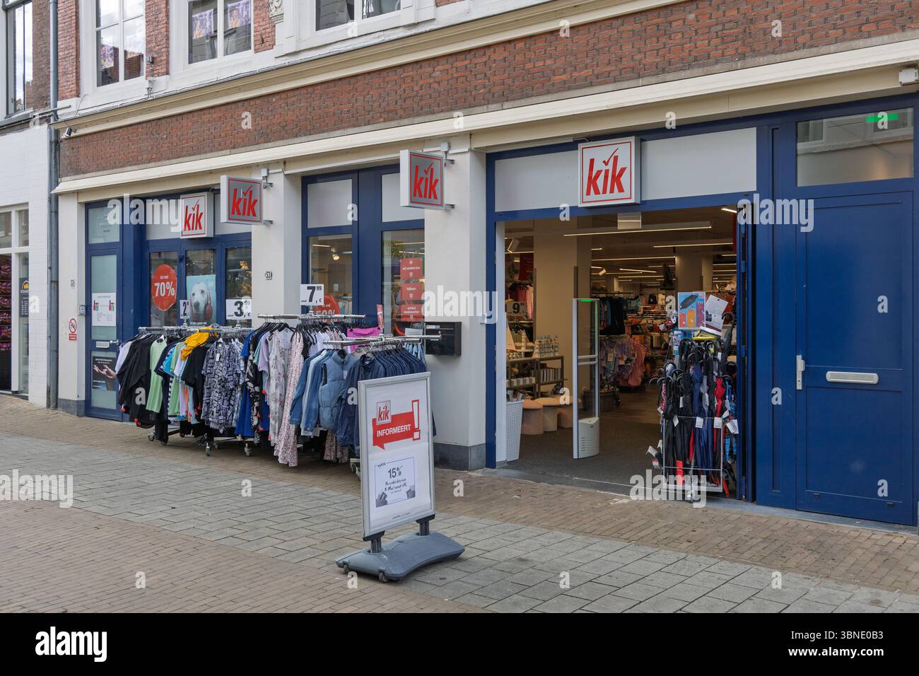 Racks of clothing store hi-res stock photography and images - Alamy