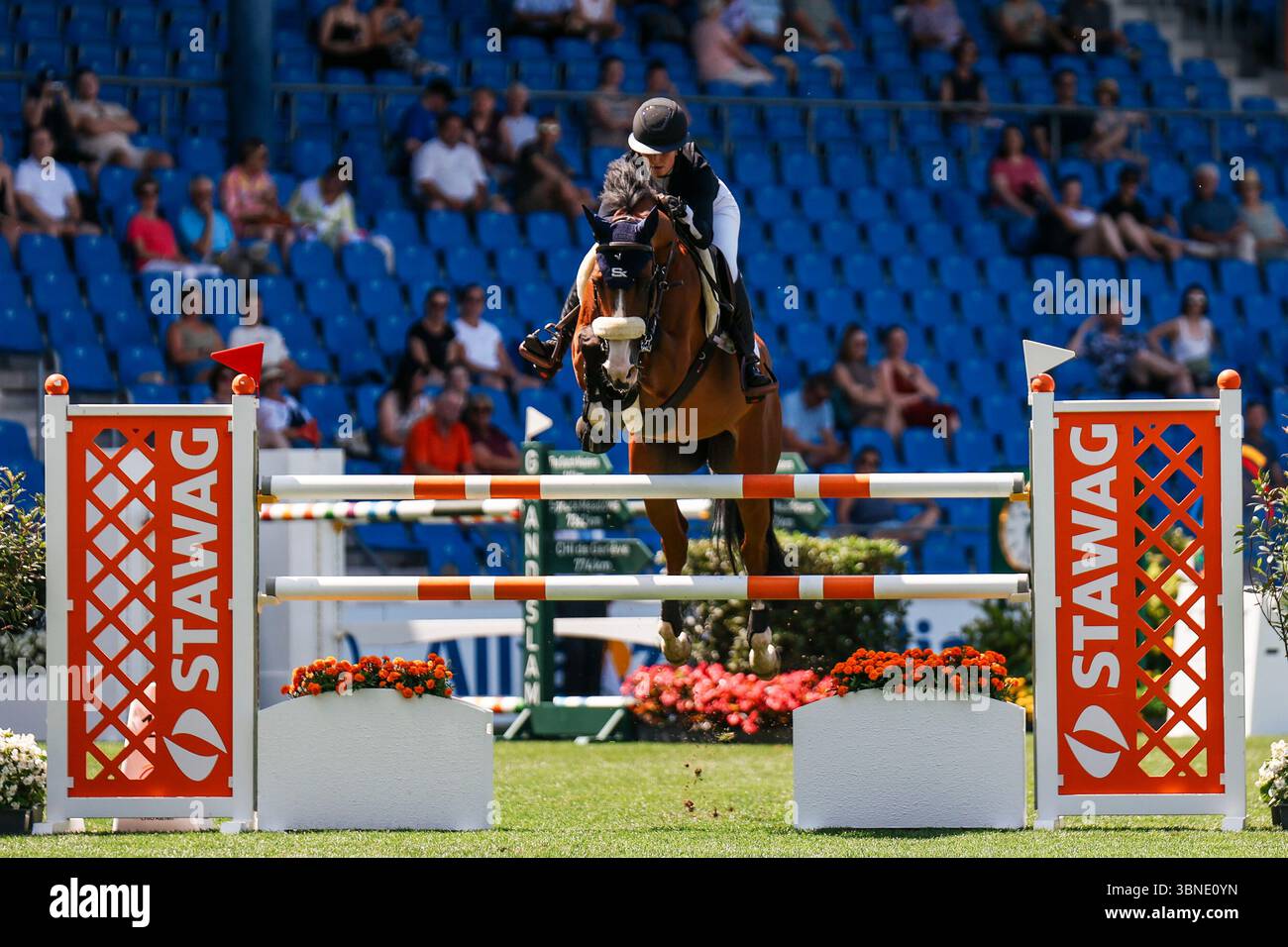 Emilie Conter (Belgien) auf Cilanto XC Z bei der STAWAG Opening Jumping ...