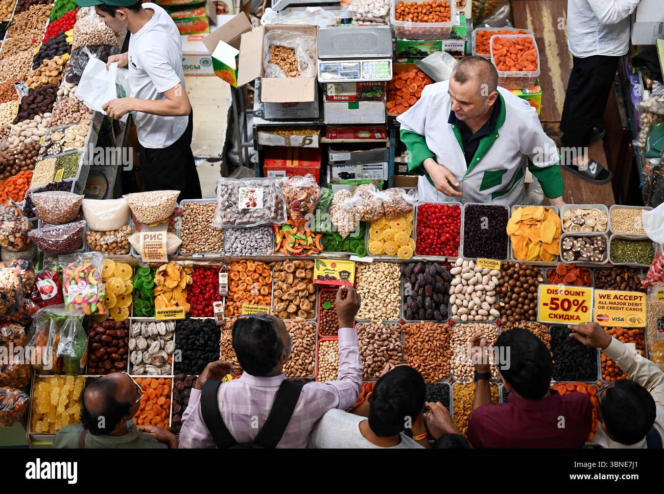(250702) -- ALMATY, July 2, 2025 (Xinhua) -- People select goods in the ...