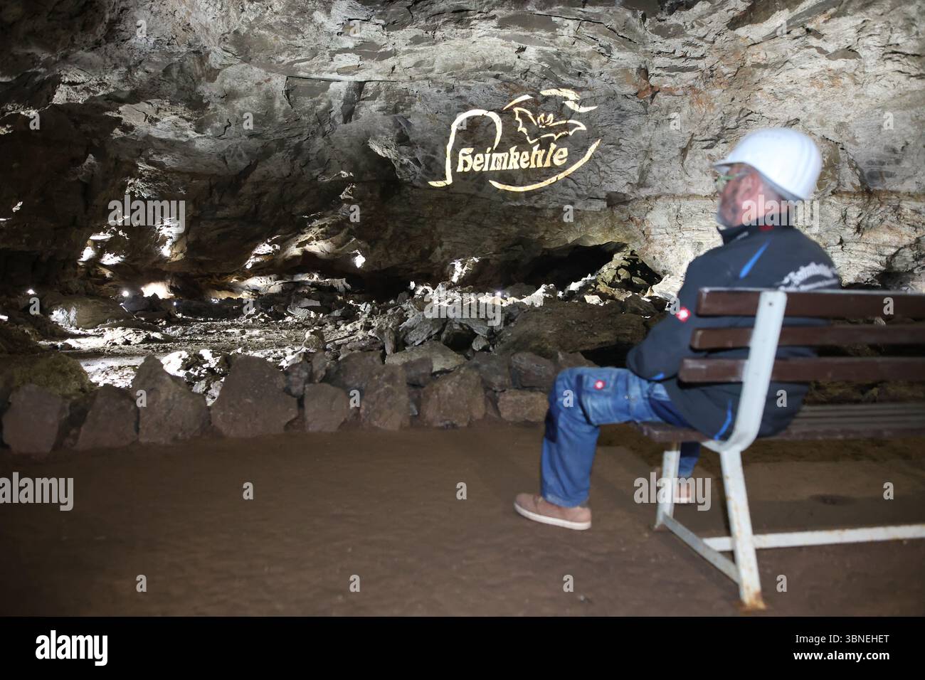 Uftrungen, Germany. 02nd July, 2025. In midsummer temperatures, a cave ...