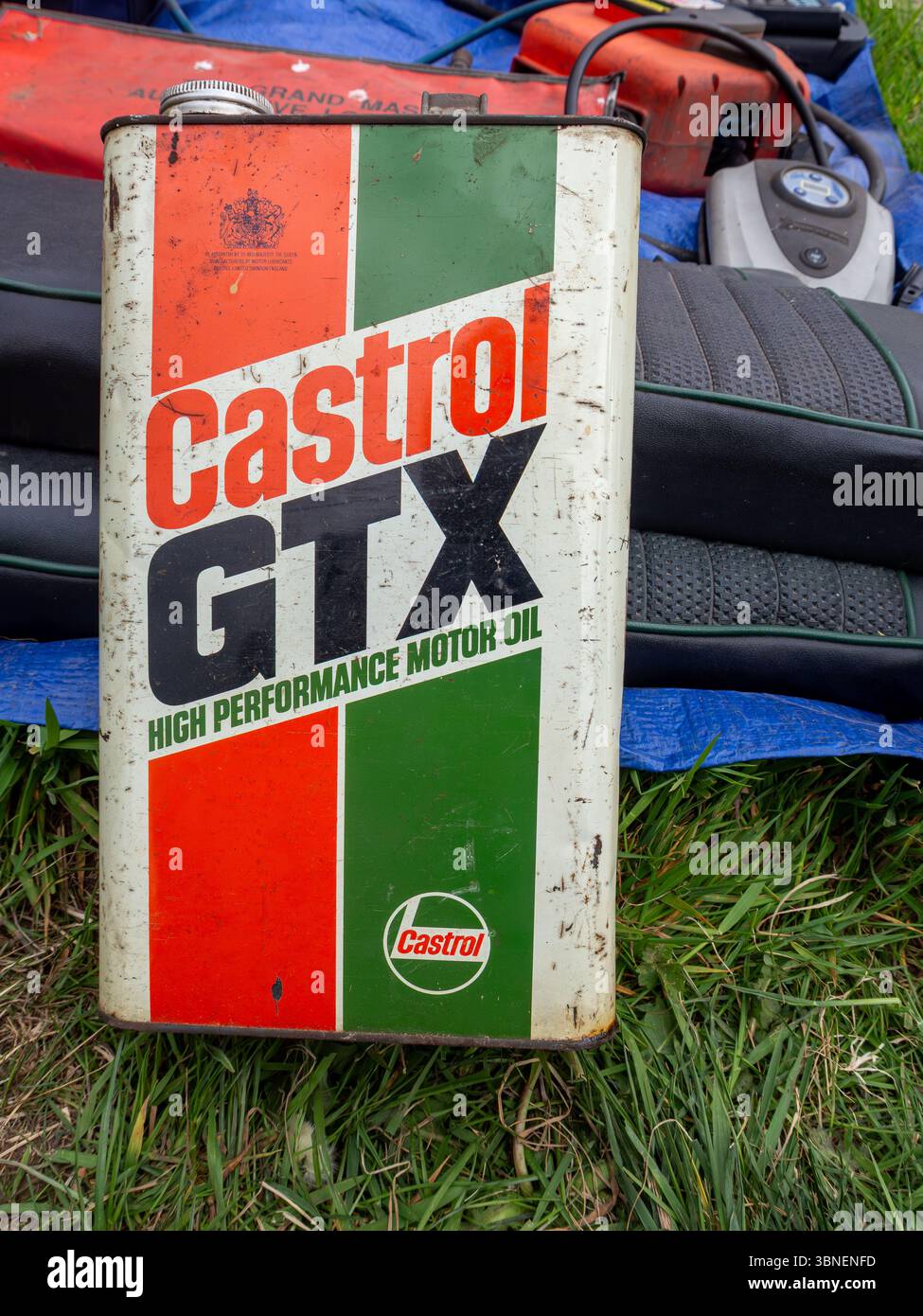 Vintage automotive cans hi-res stock photography and images - Alamy