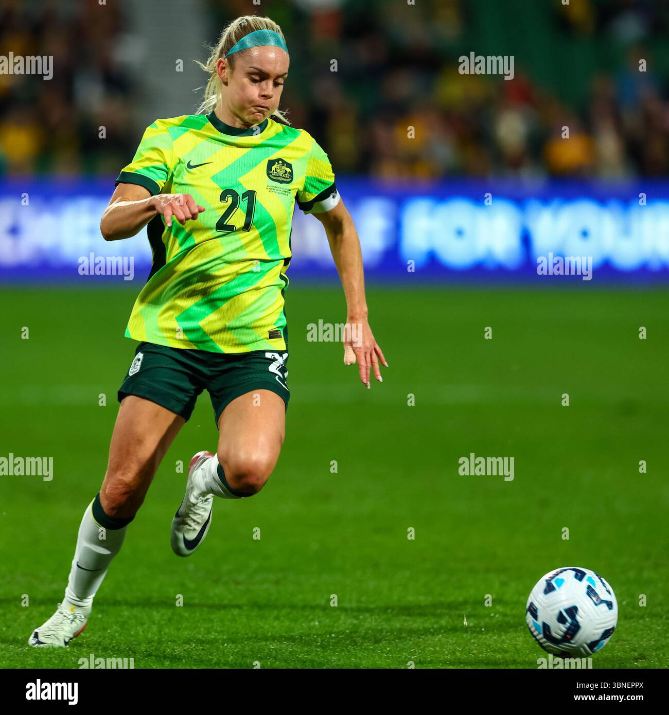 Ellie Carpenter (21 Australia) runs with the ball during the Women’s ...