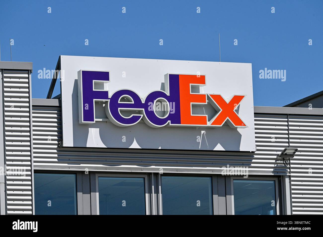 FedEx Blick auf das FedEx Firmenlogo. *** FedEx View of the FedEx ...