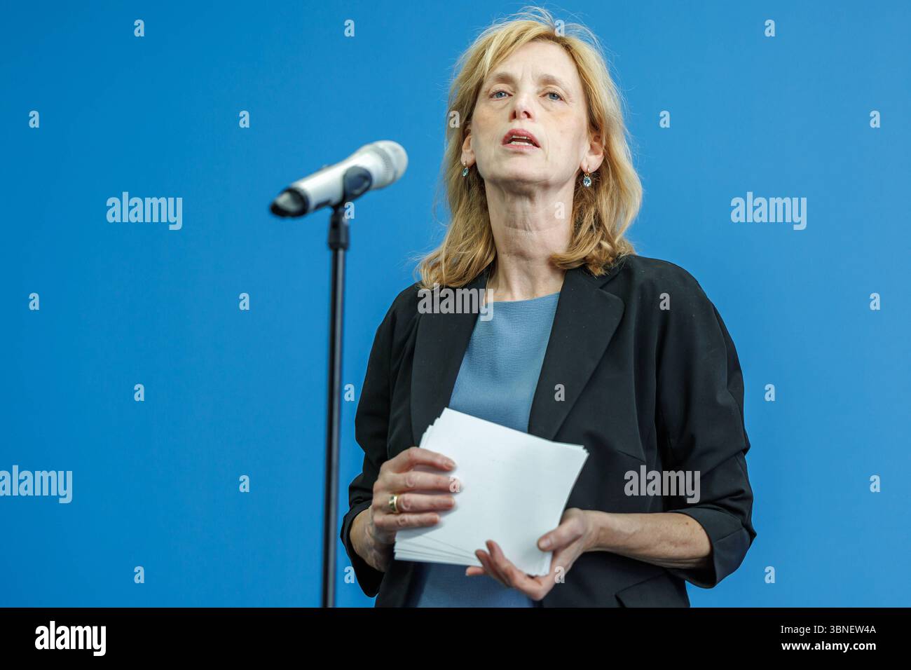 Pressekonferenz mit Karin Prien CDU, Bundesfamilienministerin Karin ...