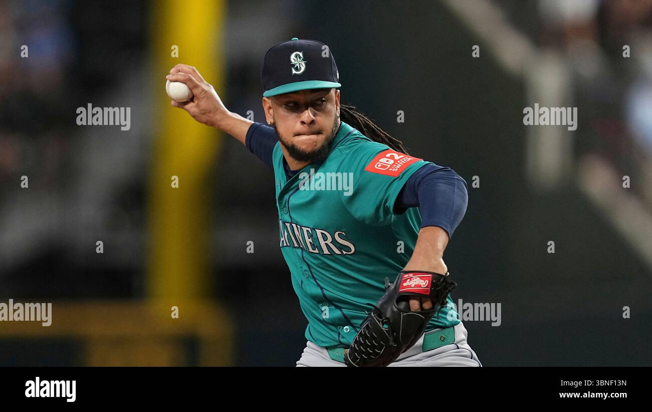Seattle Mariners starting pitcher Luis Castillo throws to the Texas ...